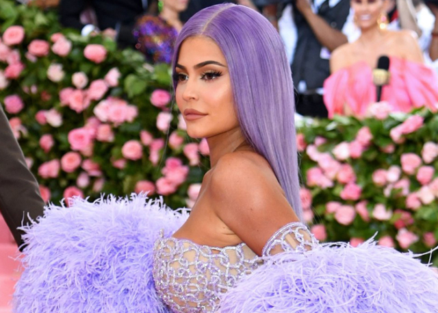 Kylie Jenner : Bio, Photoshoot, Cosmetics and Fashion | Learn Articles